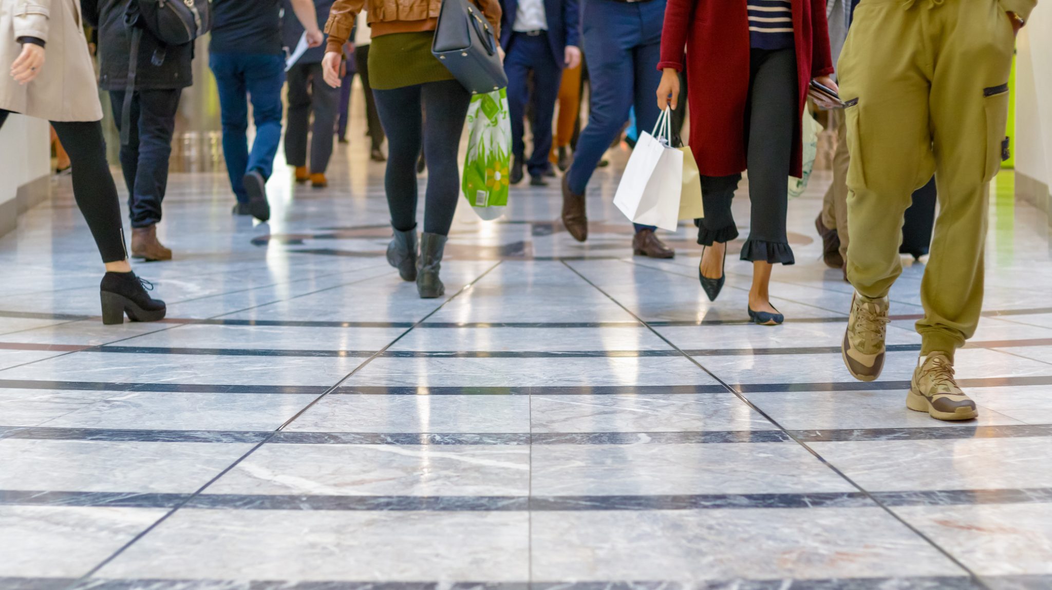 25 effective ways to drive more foot traffic to your retail store